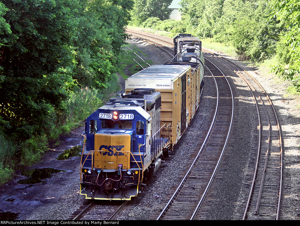 CSX 2718. Locomotive on Eash End